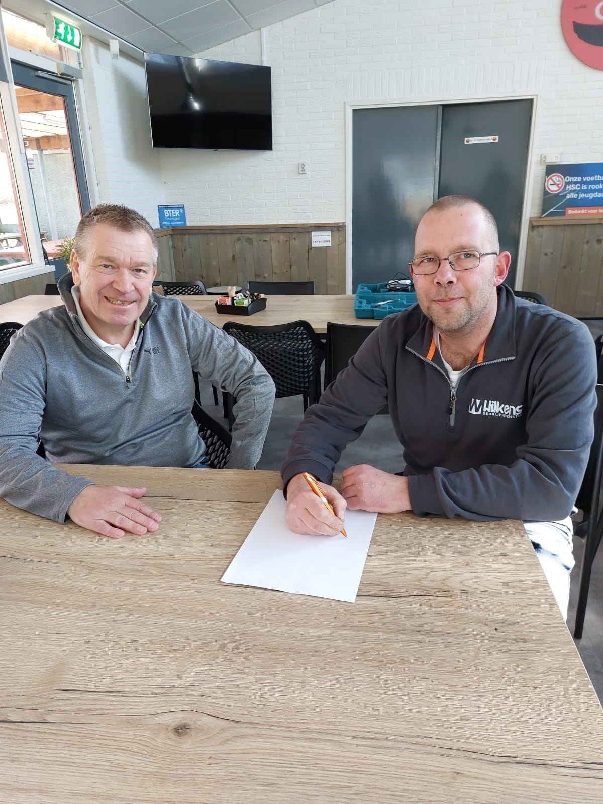Wilkens Bedrijfsdiensten voor 3 jaar bordsponsor bij HSC! - vv HSC