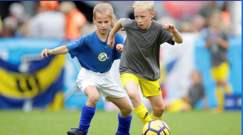 Schoolvoetbal op sportpark Henk Bruins Sappemeer. - vv HSC
