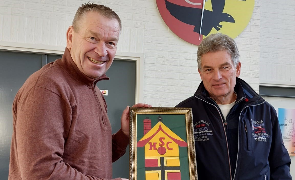 Dhr Hofstra uit St. Jozef maakt mooie club afbeelding voor HSC. - vv HSC