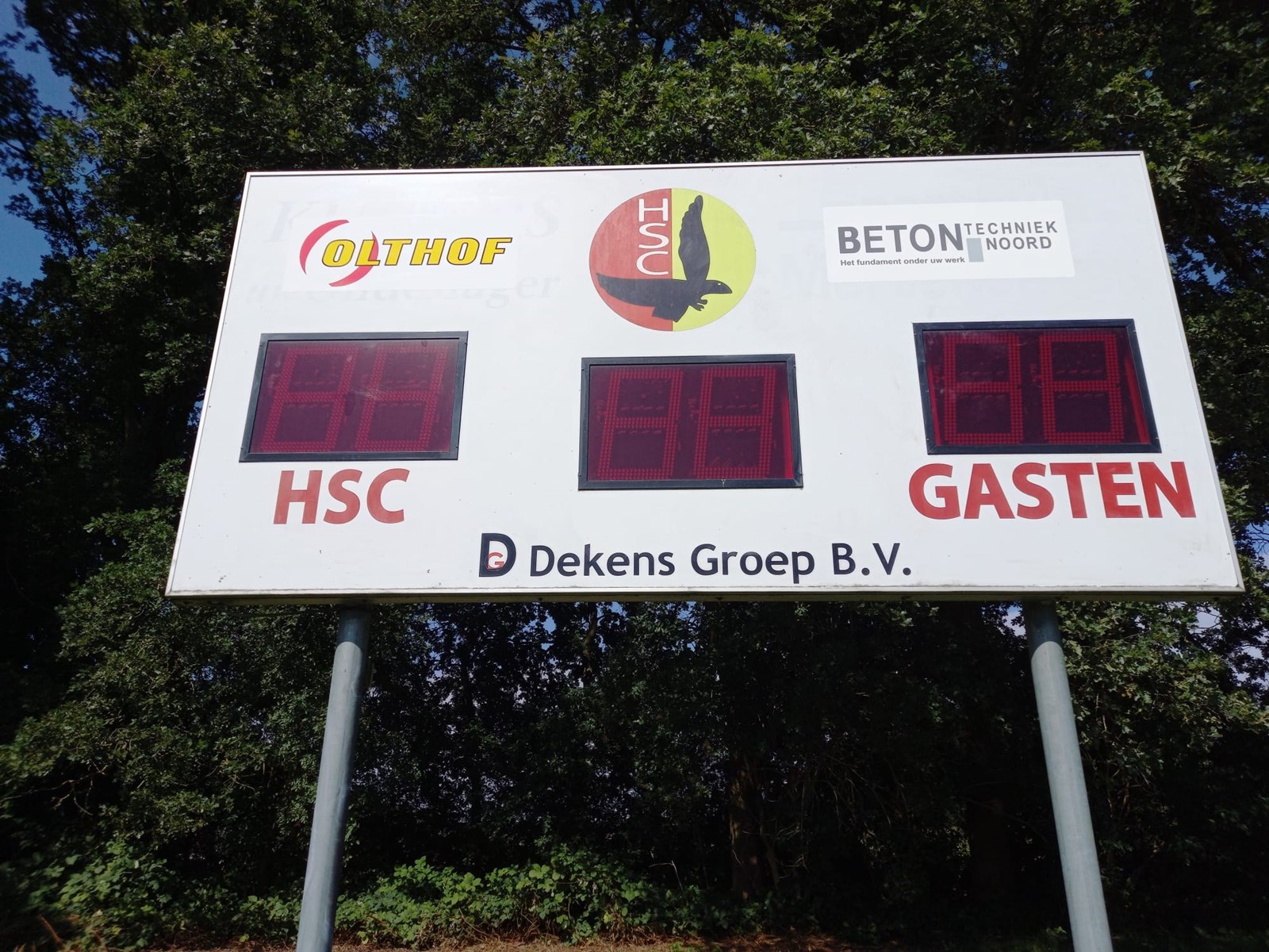 Scorebord voorzien van nieuwe sponsoren. - vv HSC