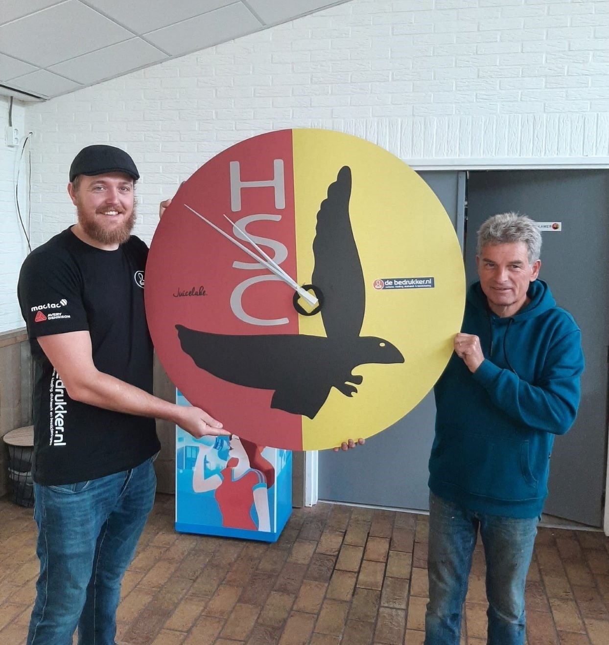 De Bedrukker sponsort vv HSC een klok voor in het clubhuis. - vv HSC