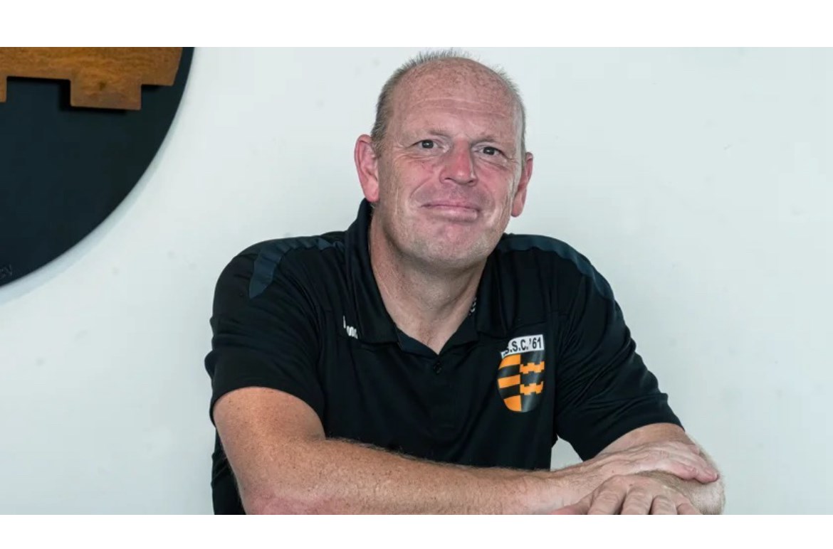 Hoofdtrainer Robin van Holst en HSSC ’61 langer samen door - HSSC'61