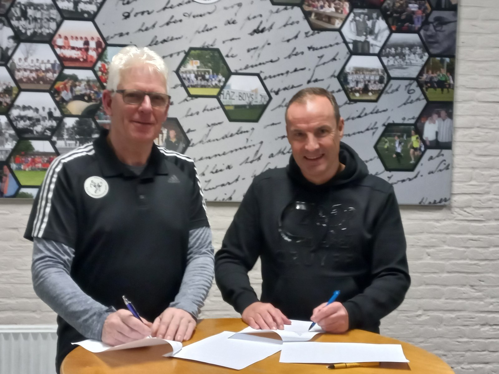 Ondertekening contract met Robert Swart - Hazerswoudseboys