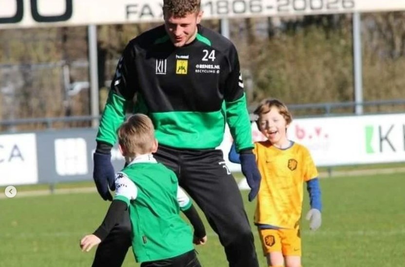 Voetbalfun tijdens voetbalclinic 1e elftal voor Onderbouw - vv Heerjansdam