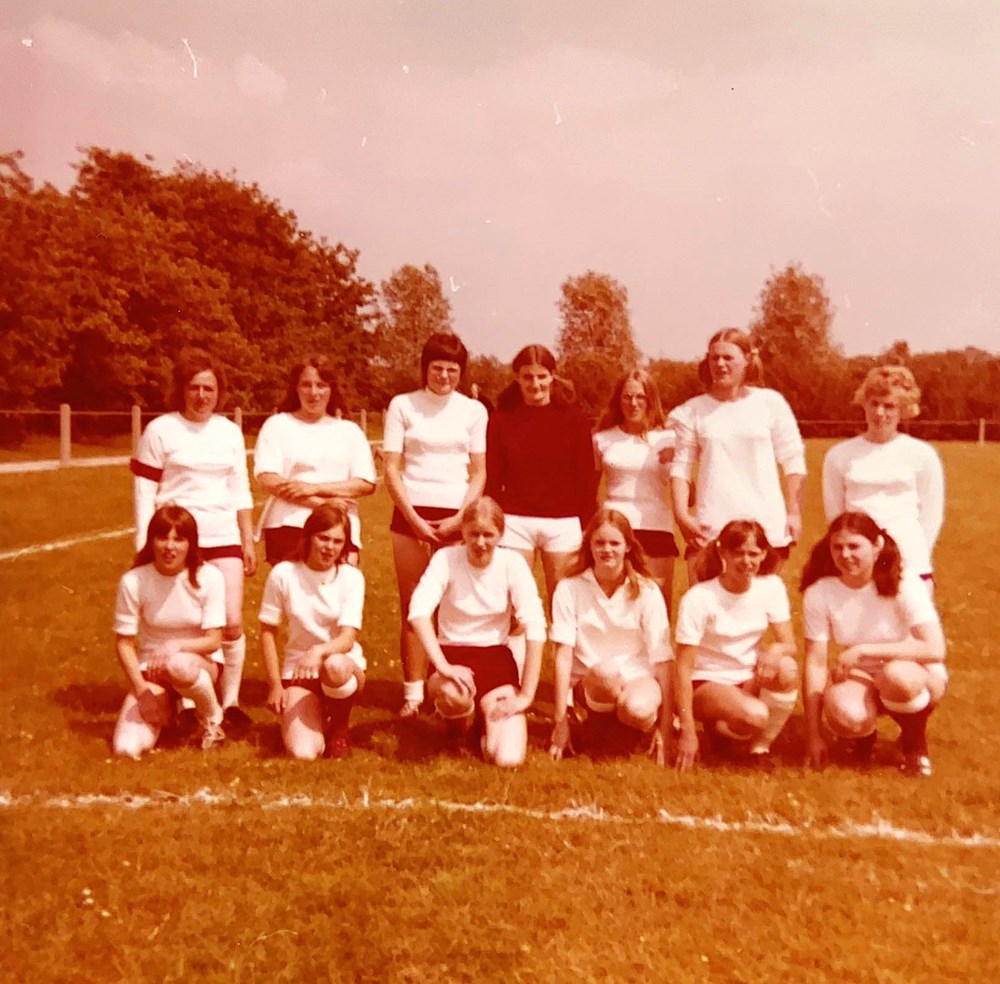 Elftalfoto Dames uit 1972 - Voetbalvereniging Heukelum