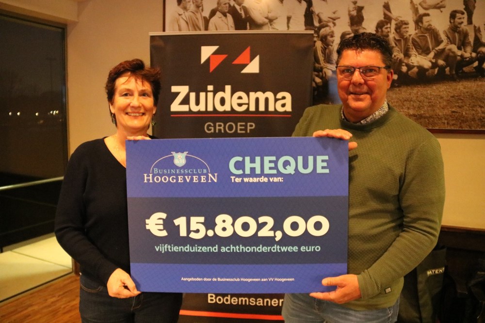 Businessclub Hoogeveen schenkt cheque aan voetbalvereniging - Officiële ...