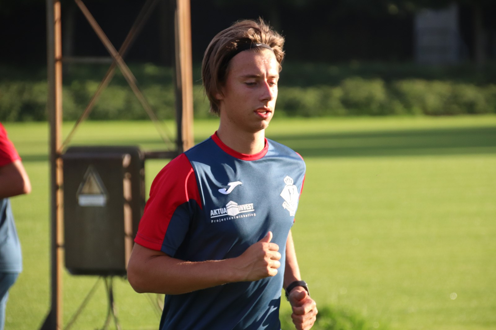 Jasper Cox 2 seizoenen langer bij rood-wit ! - Hoogstraten VV