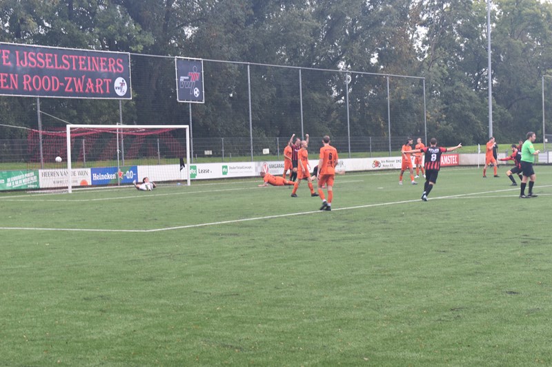 VVIJ 1 plaatst kers op taart 100 jaar - WIJ ZIJN VVIJ