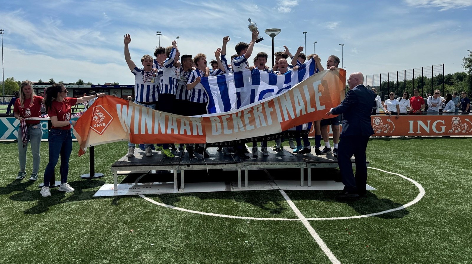 Bekroning met de bekerwinst voor JO17-1 - IJFC