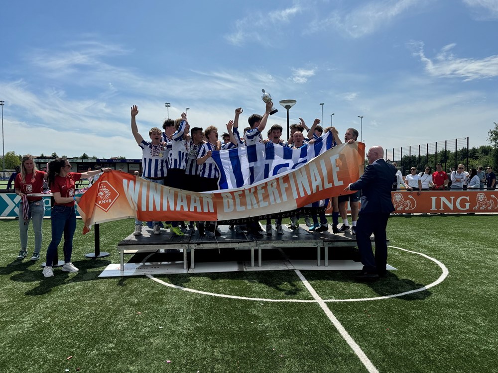 Bekroning met de bekerwinst voor JO17-1 - IJFC