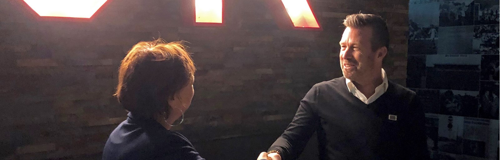 Ondertekening verbintenis Gerrit-Jan Barten - v.v. Jonge Kracht