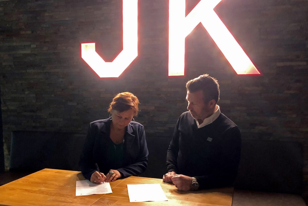 Ondertekening verbintenis Gerrit-Jan Barten - v.v. Jonge Kracht