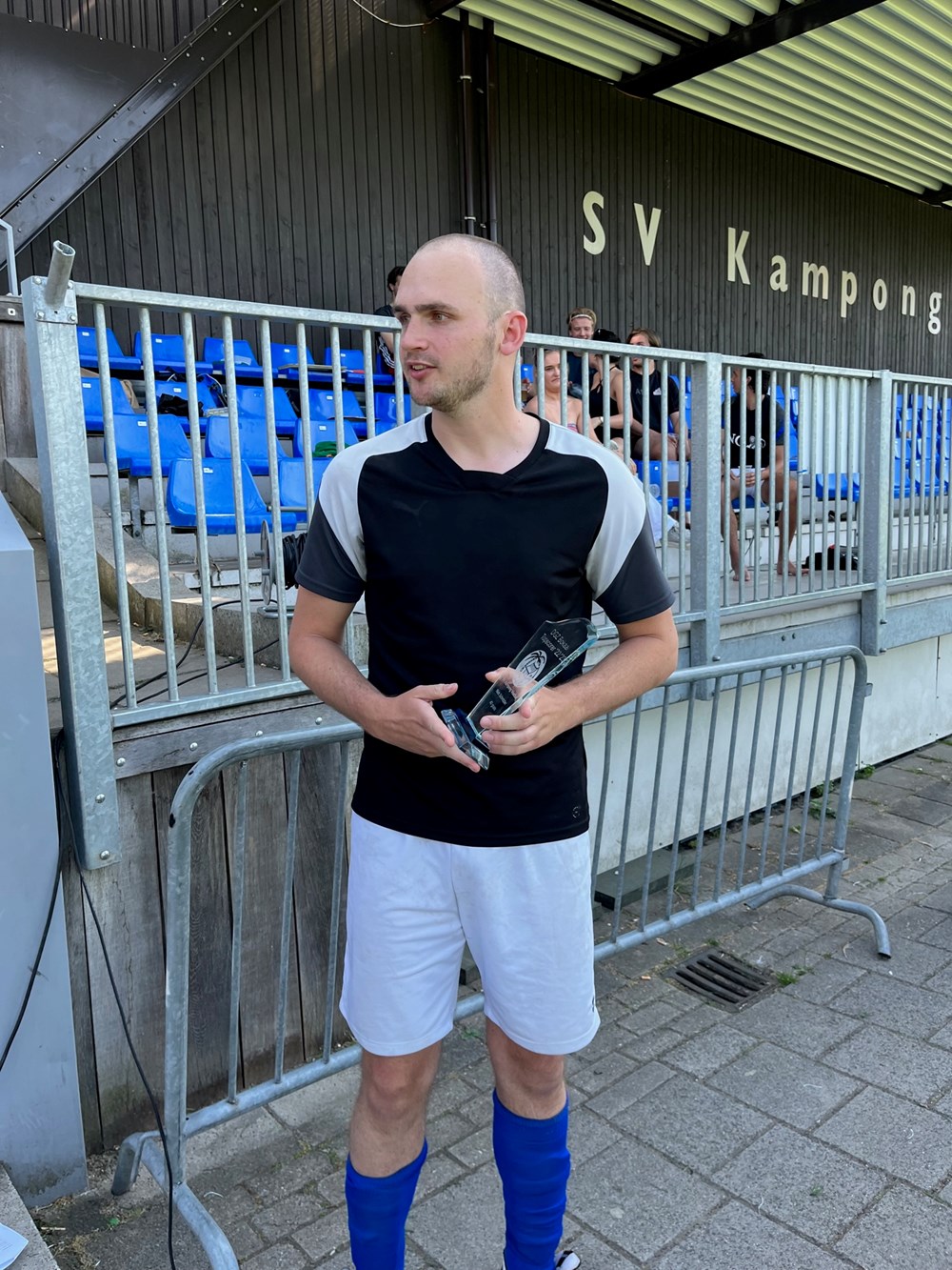Eerste DGZ-bokaal voor Nick Schnitzler van Kampong 16 - Kampong Voetbal