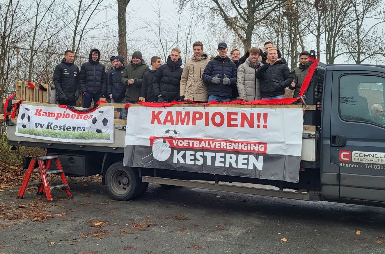 Kesteren JO17-1 op de kampioenskar door Kesteren - vv Kesteren