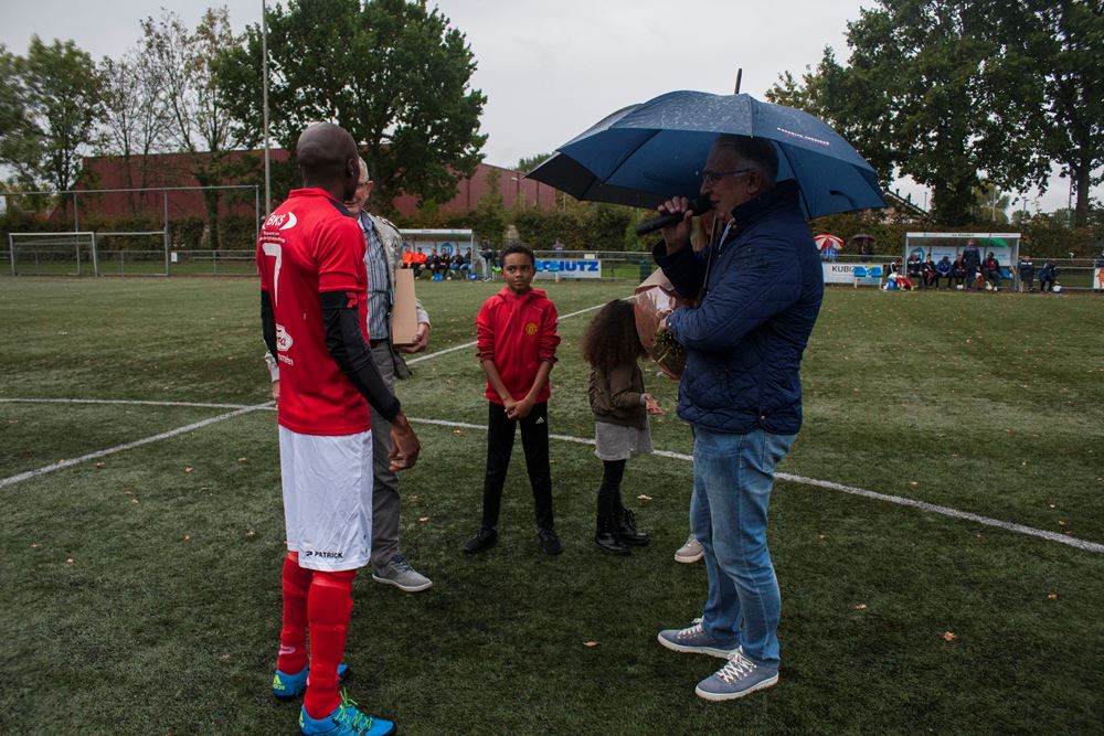 Poger Mukoko speelt 300e wedstrijd in Klundert 1 - v.v. Klundert