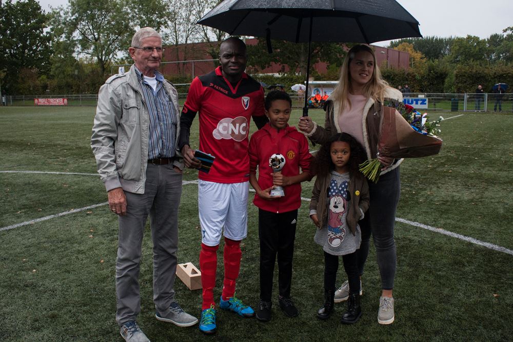 Poger Mukoko speelt 300e wedstrijd in Klundert 1 - v.v. Klundert