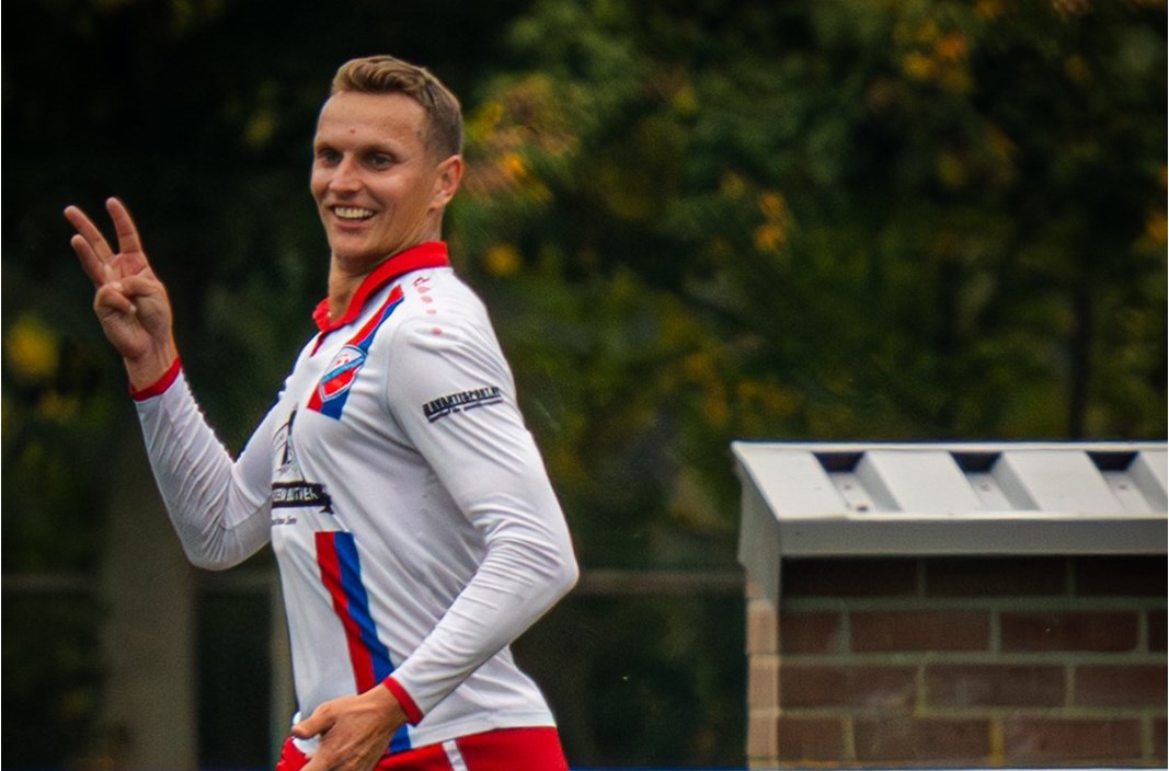Van Velzen schiet Koudekerk met 4 goals langs DoCoS - Voetbal ...