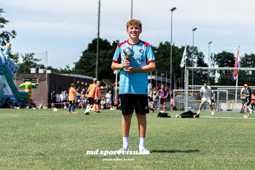 Lorenzo van der Voort wint Ome Sjors-Bokaal - Voetbal Vereniging Koudekerk