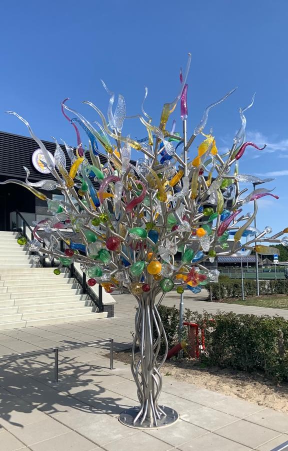 Geschenk gemeente Vijfheerenlanden aan Glaspark - v.v. LRC Leerdam