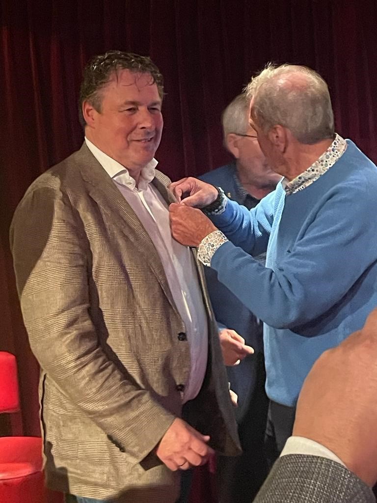 Ron Jansen ontvangt "De Haegsche Duym" - HVV Laakkwartier