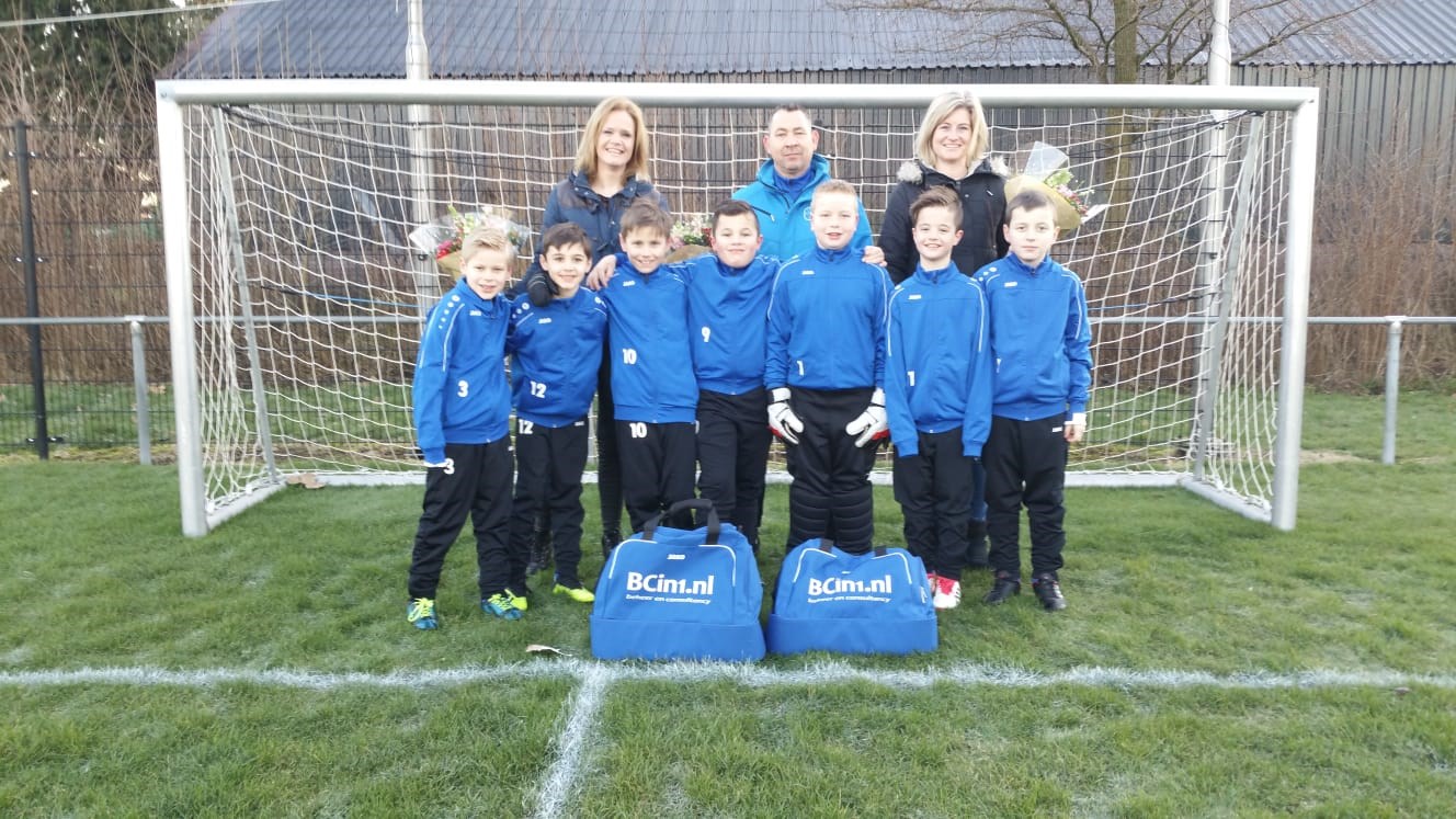 FC Lienden Jeugd: JO11-2 in nieuwe presentatiepakken en tassen - Lienden