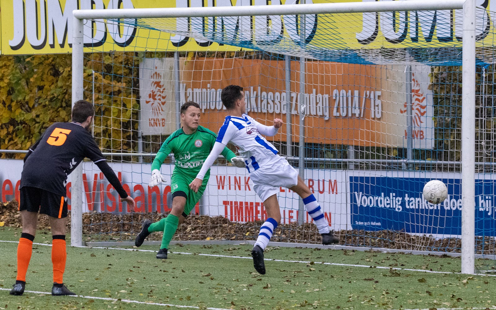 FC Lienden speler Colin Houth rekent eigenhandig af met Ede/Victoria ...