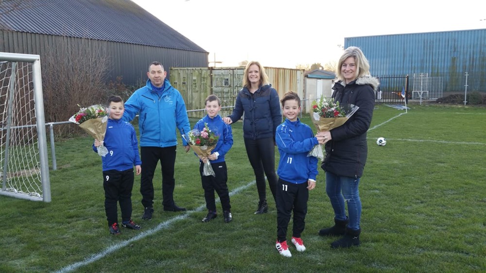 FC Lienden Jeugd: JO11-2 in nieuwe presentatiepakken en tassen - Lienden