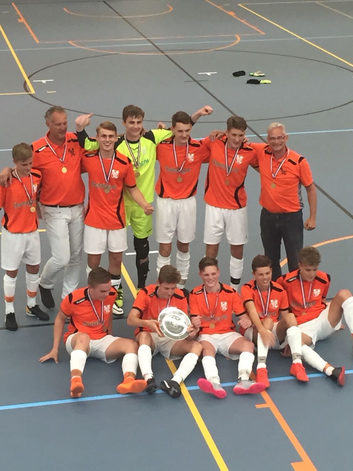 JO17-1 Nederlands kampioen zaalvoetbal - RKVV Limmen