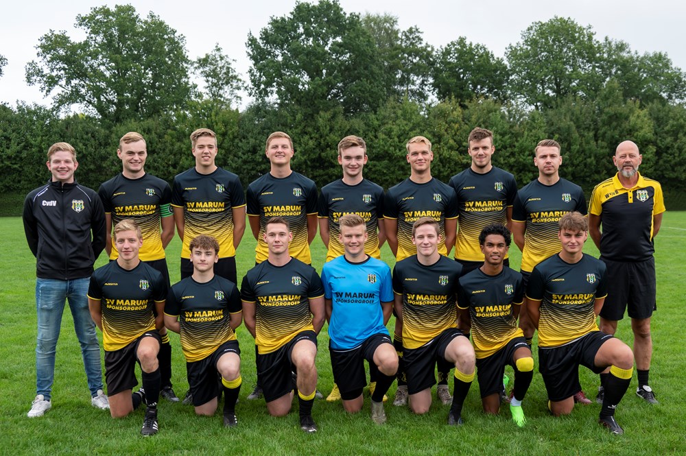 SV Marum en 2e elftaltrainer Wiebe van der Beek aan het einde van het ...