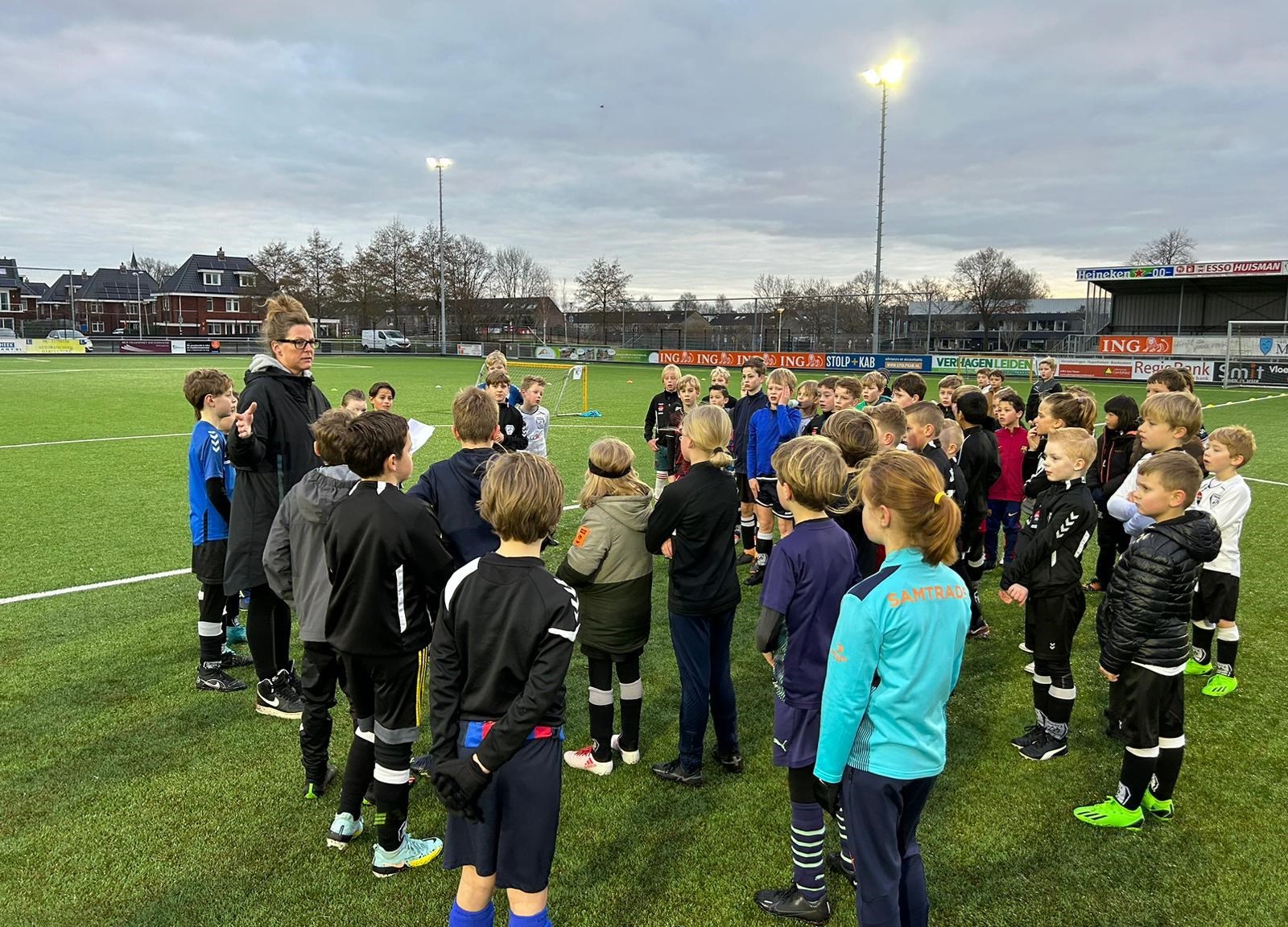 100 kinderen voetballen in de warmte en eten poffertjes - Meerburg