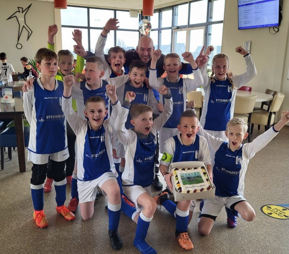 Kampioenen JO11-1 gehuldigd!! - v.v. Moerkapelle