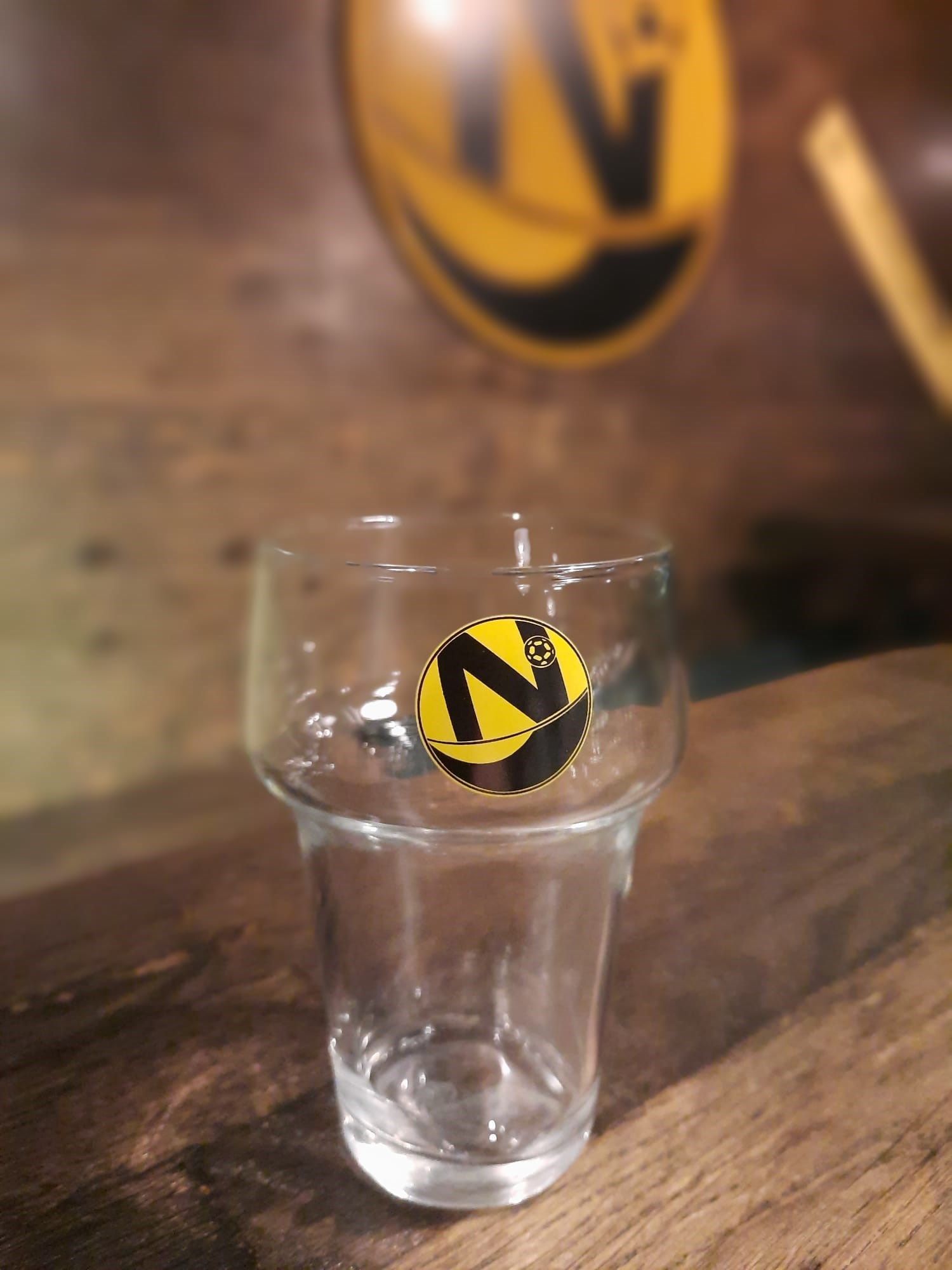 Nieuwe (bier)glazen in Nulandia-kantine - RKVV Nulandia