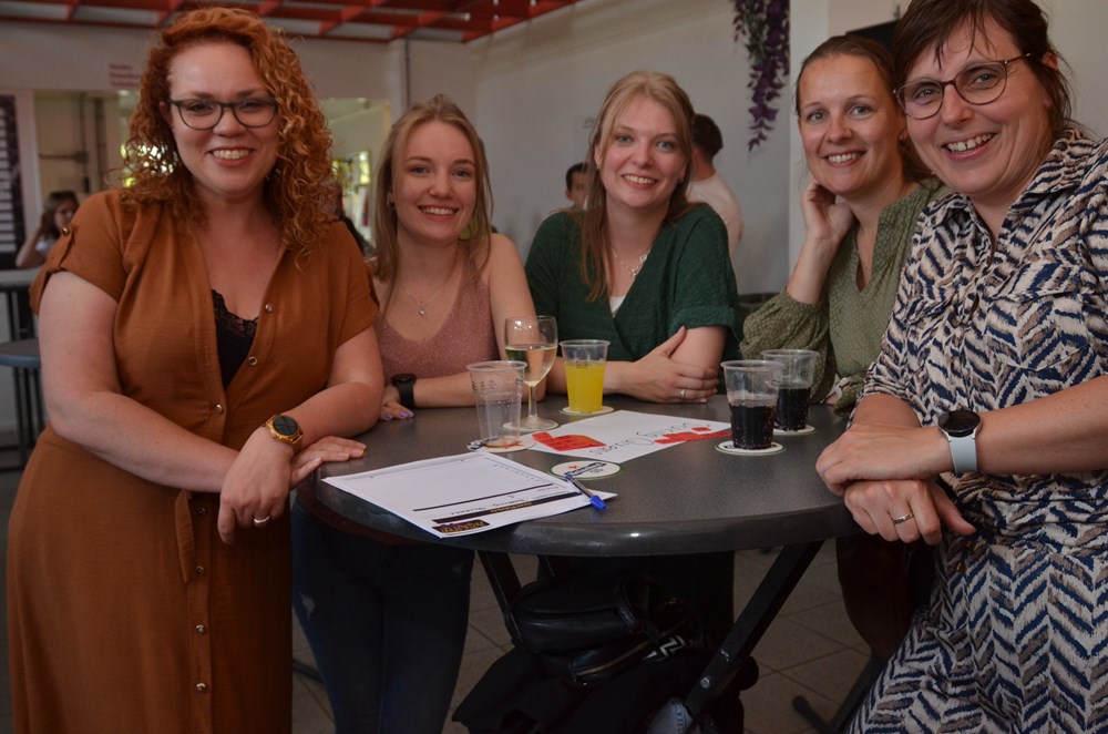 VOLLE MAAR GEZELLIGE KANTINE TIJDENS PUBQUIZ - ONA53