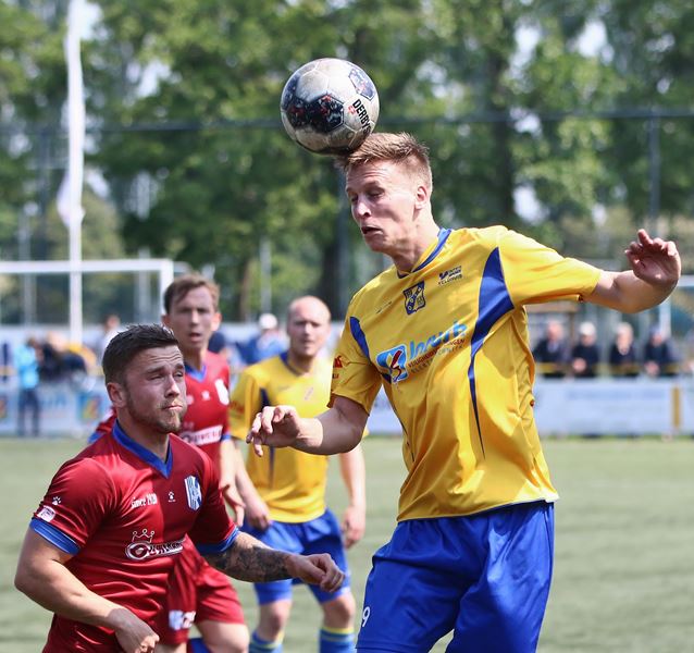 Het eerste van ODIN’59 schenkt als team zijn afscheid nemende keeper en ...