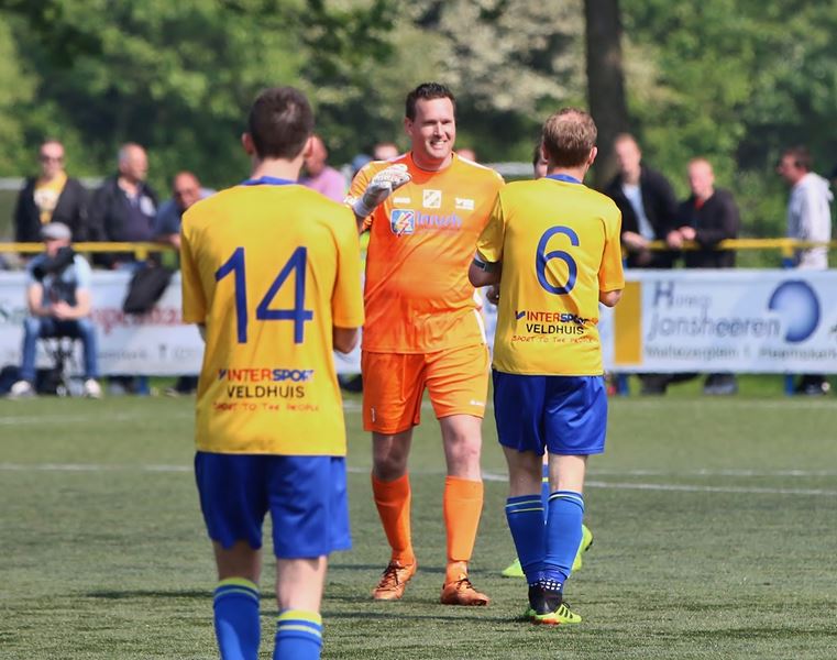Het eerste van ODIN’59 schenkt als team zijn afscheid nemende keeper en ...