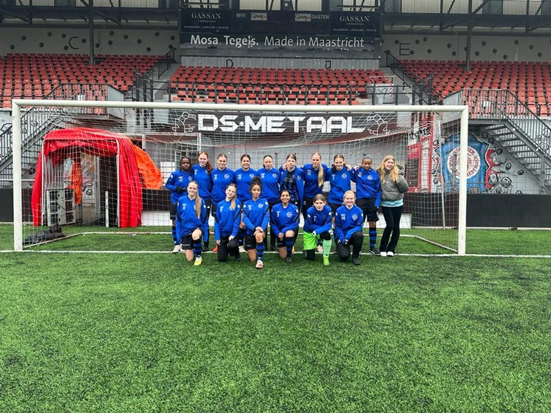 Eerste stadionwedstrijd voor MO17-1 - sv Poortugaal
