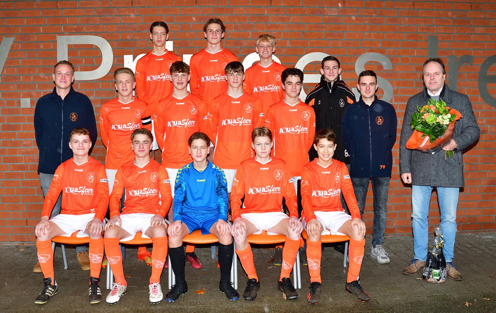 AquaSfeer schenkt kleding aan JO17-1 - RKSV Prinses Irene Nistelrode - Voetbal & Korfbal