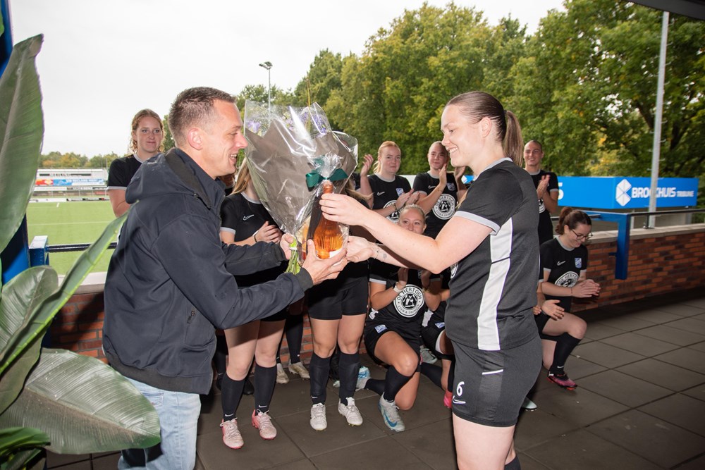 Grand Café De Hertogh steekt SDC Putten Vrouwen 2 in het nieuw - SDC Putten