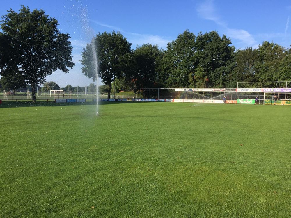 Nieuwe sproei-installatie hoofdveld gereed - v.v. RSC
