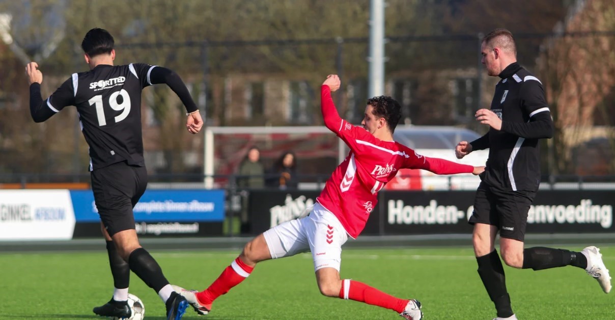 Renswoude gaat voor het eerst dit seizoen onderuit - v.v. Renswoude