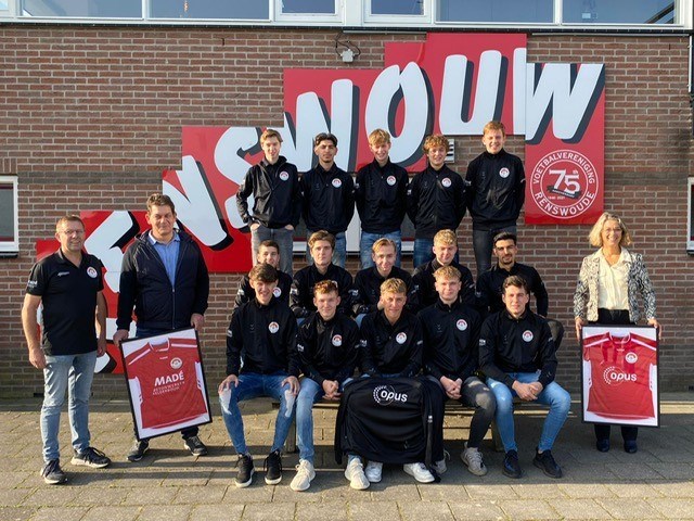 Nieuwe vrijetijdskleding voor JO19-1 - v.v. Renswoude