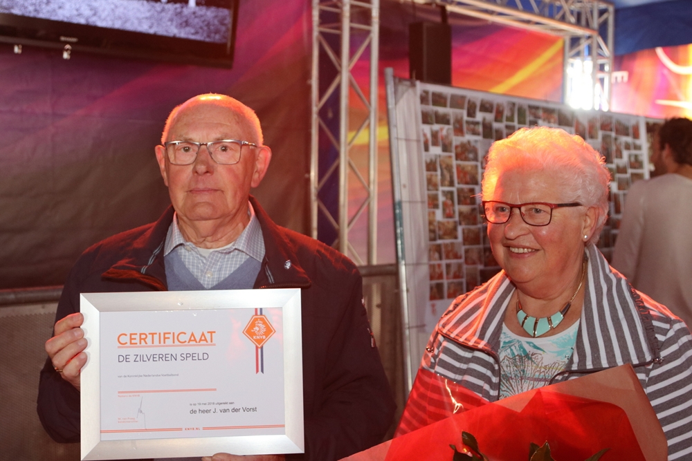 Zilveren KNVB speld en oorkonde voor Maria, Leo en Jan - Rhode.nl