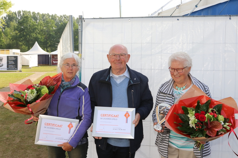 Zilveren KNVB speld en oorkonde voor Maria, Leo en Jan - Rhode.nl