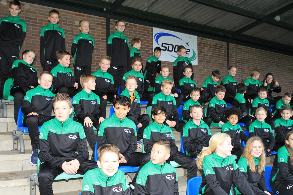 Wedstrijdpakken uitgereikt aan SDC '12-jeugd - SDC '12