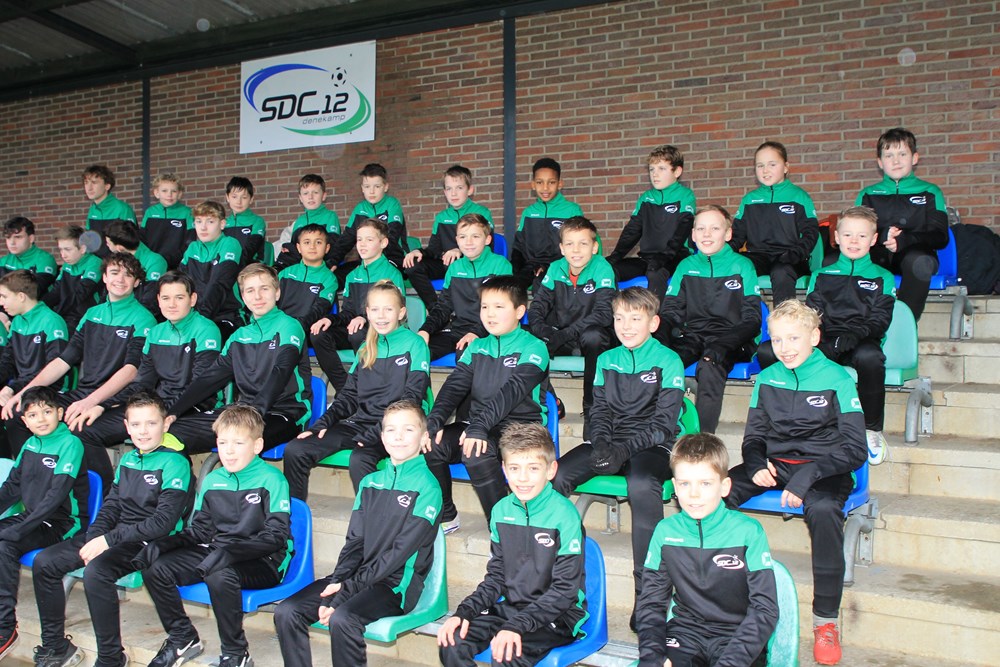Wedstrijdpakken uitgereikt aan SDC '12-jeugd - SDC '12