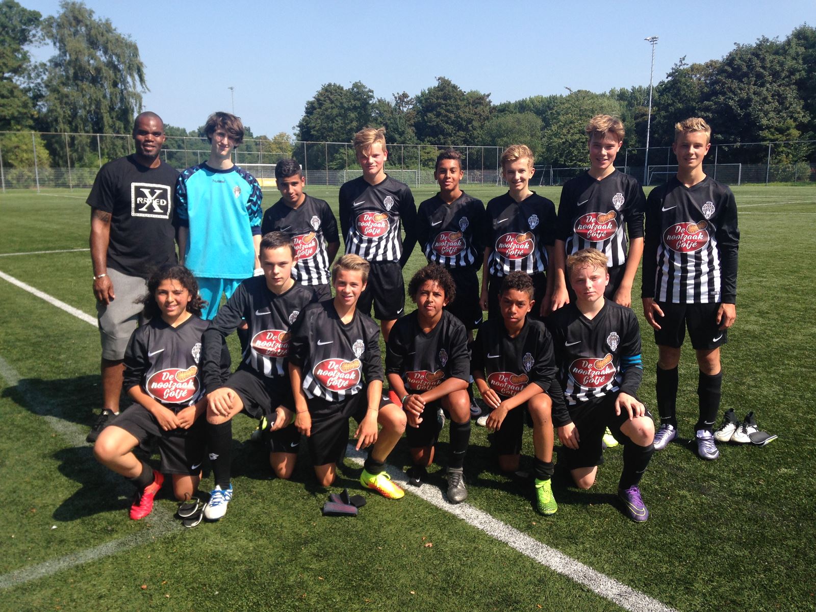 SDZ JO15-1 presenteert het nieuwe tenue. - AVV SDZ