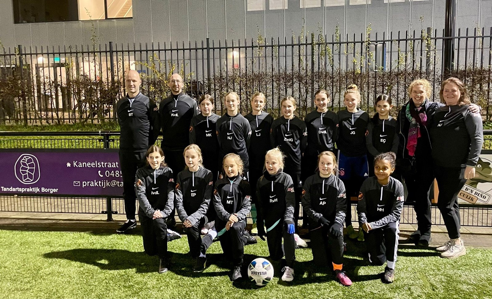 Meiden van ST SIOL/JVC MO13 in het nieuw gestoken - SIOL, meer dan voetbal