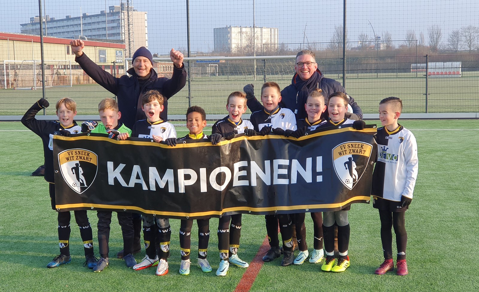 VV Sneek Wit Zwart JO11-1 trekt aan langste eind en is kampioen - VV ...