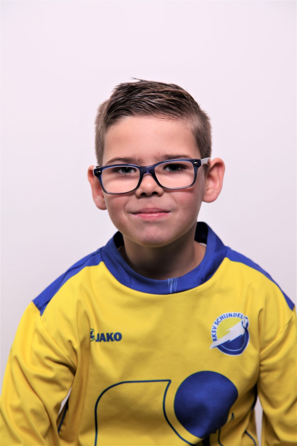 Tijn van de Kreeke mascotte bij de wedstrijd Schijndel/DE WIT 1 ...