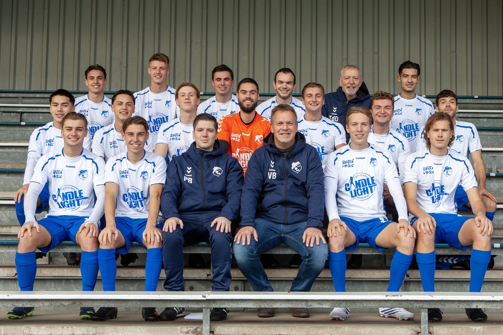 VV Sliedrecht 2 in nieuw tenue dankzij sponsor Candlelight - VV Sliedrecht